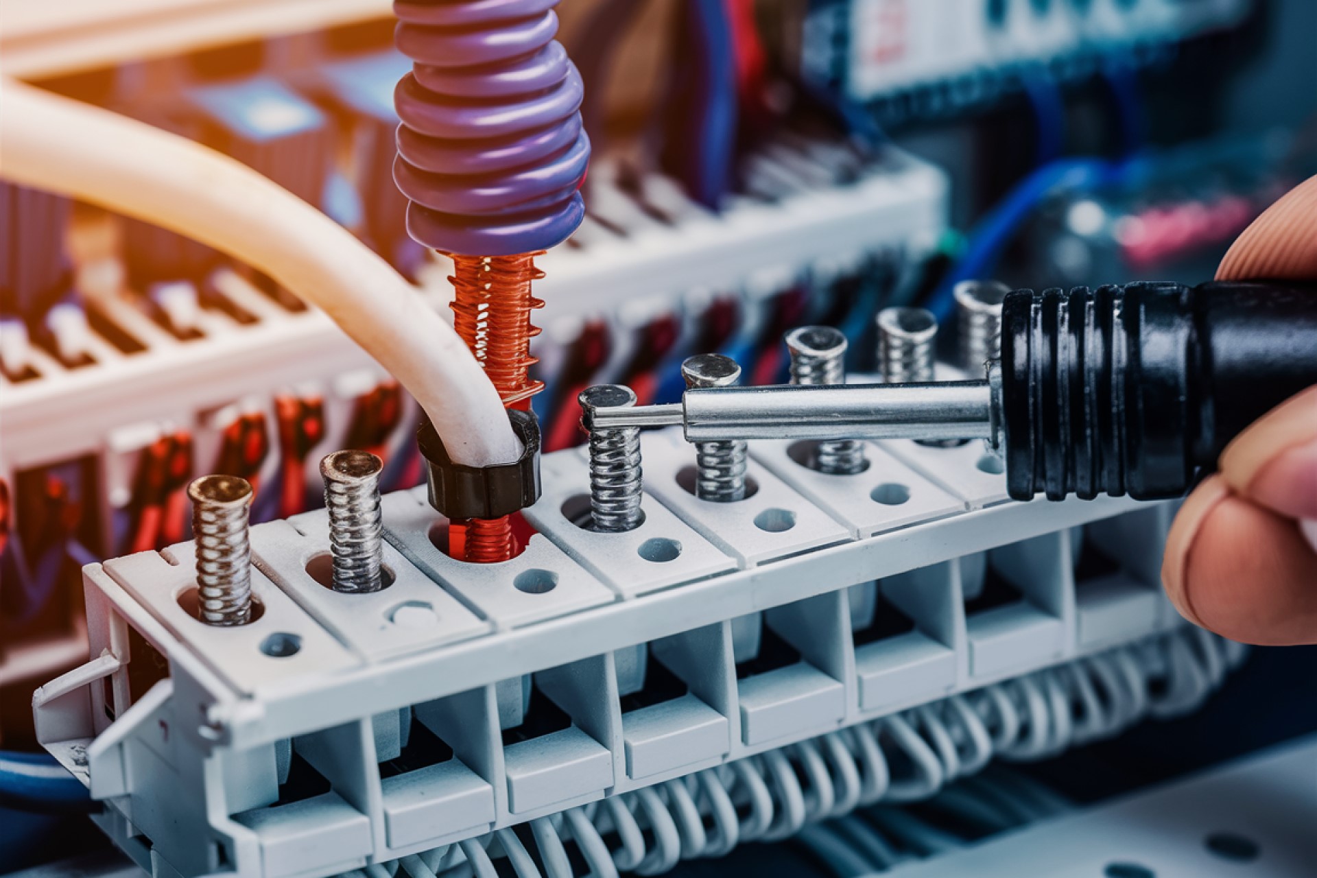 Cómo Empalmar Cables Eléctricos Correctamente: Tipos, Técnicas